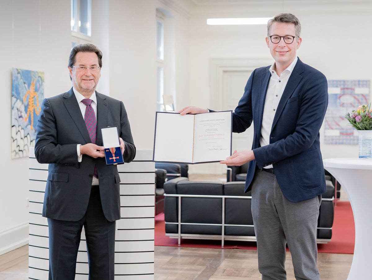Bundesverdienstkreuz für Prof. Dr. Schmidt, ehemaliger Leiter und ...